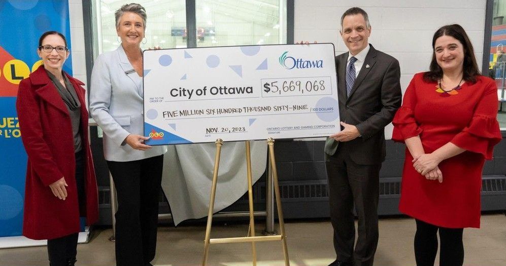 Ottawa mayor accepts giant cheque—but did anyone cheque the numbers ...