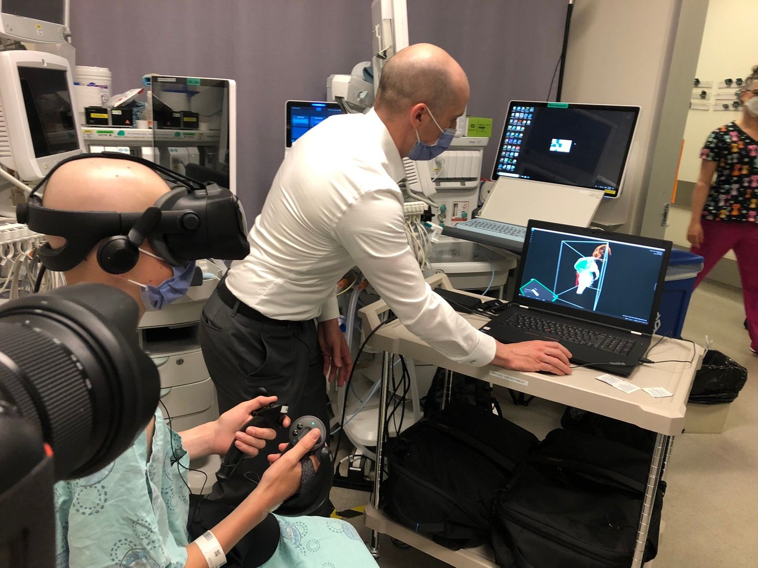 A Canadian surgical first at The Ottawa Hospital using VR technology ...