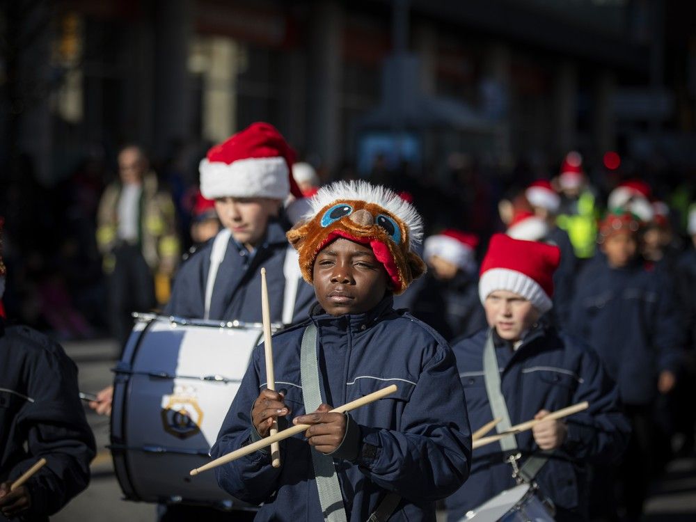 Crowds line downtown Ottawa streets for Santa toy parade | Ottawa Citizen