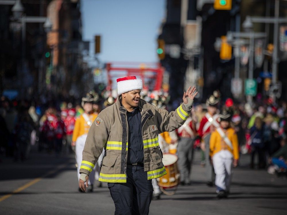 Crowds line downtown Ottawa streets for Santa toy parade | Ottawa Citizen