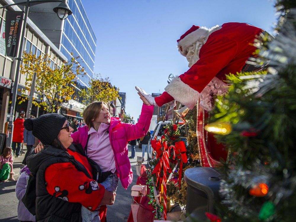 Crowds line downtown Ottawa streets for Santa toy parade | Ottawa Citizen