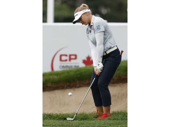 Brittany Henderson still loving her gig as caddie for sister Brooke ...