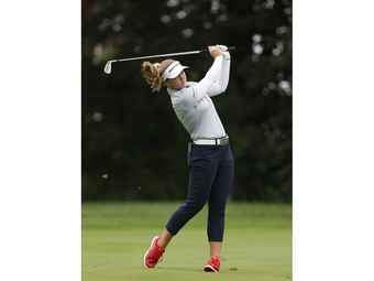 Brittany Henderson still loving her gig as caddie for sister Brooke ...