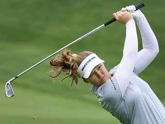 Brittany Henderson still loving her gig as caddie for sister Brooke ...