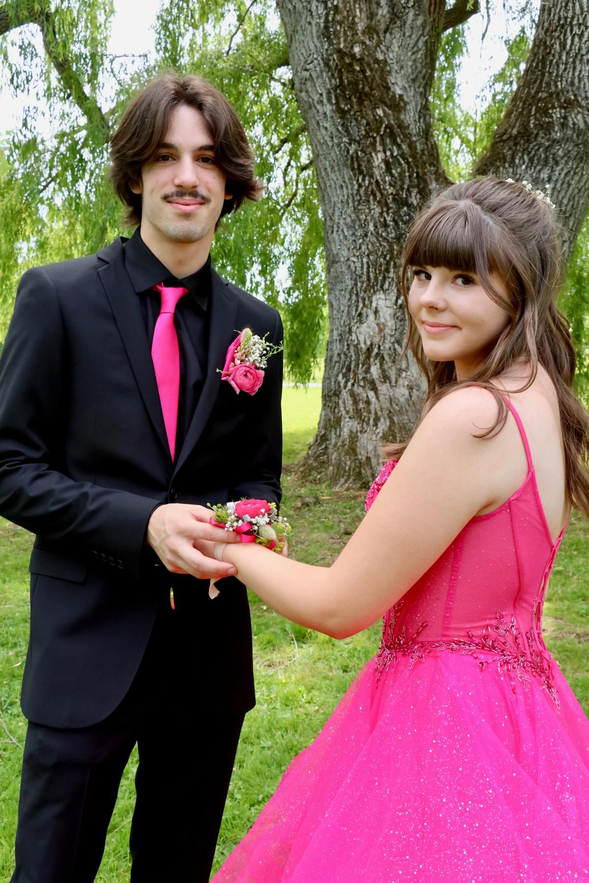 IN PHOTOS: Avon View students dazzle during pre-prom photo shoot in ...