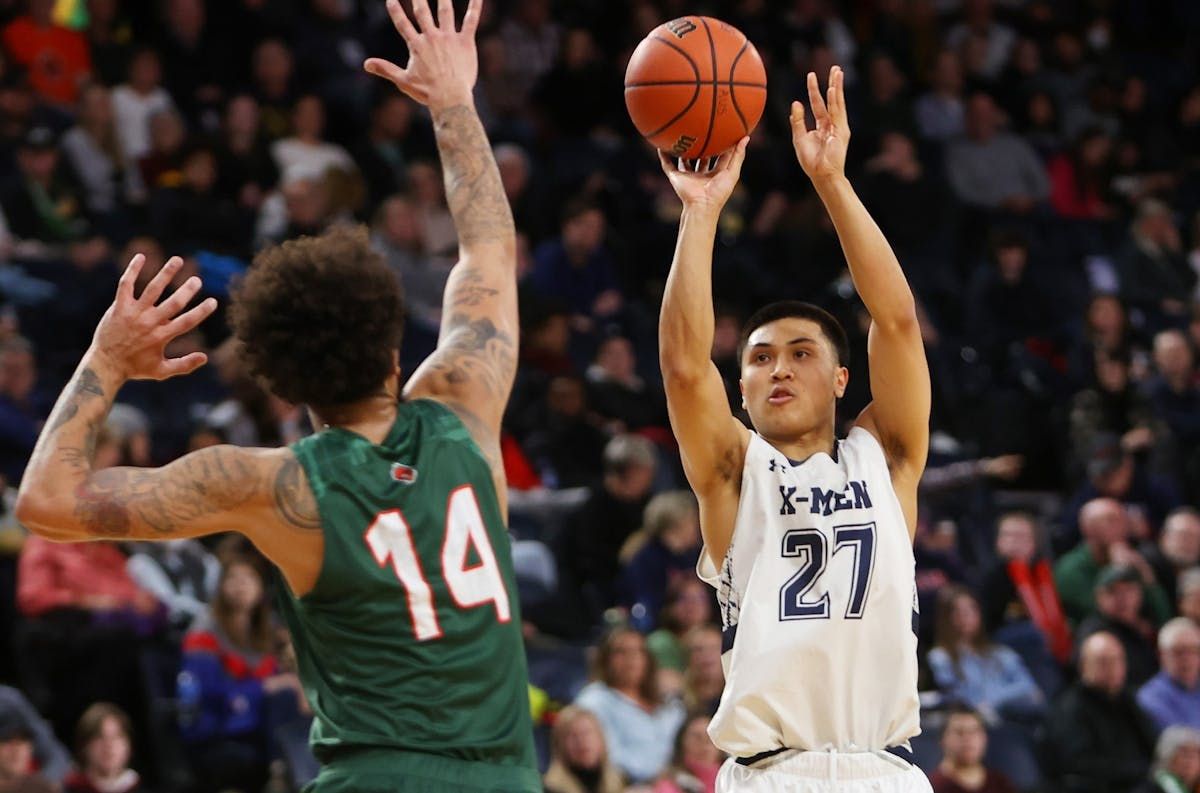 U SPORTS FINAL 8 HOOPS: Front to back, Avan Nava X-cels on the court ...