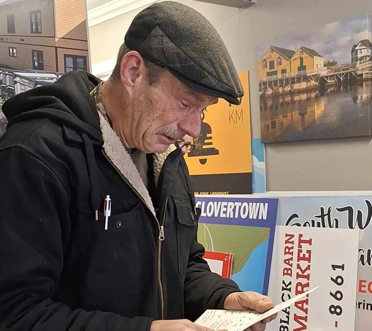 Working like a dog: Delivery driver feeling puppy love from his furry ...