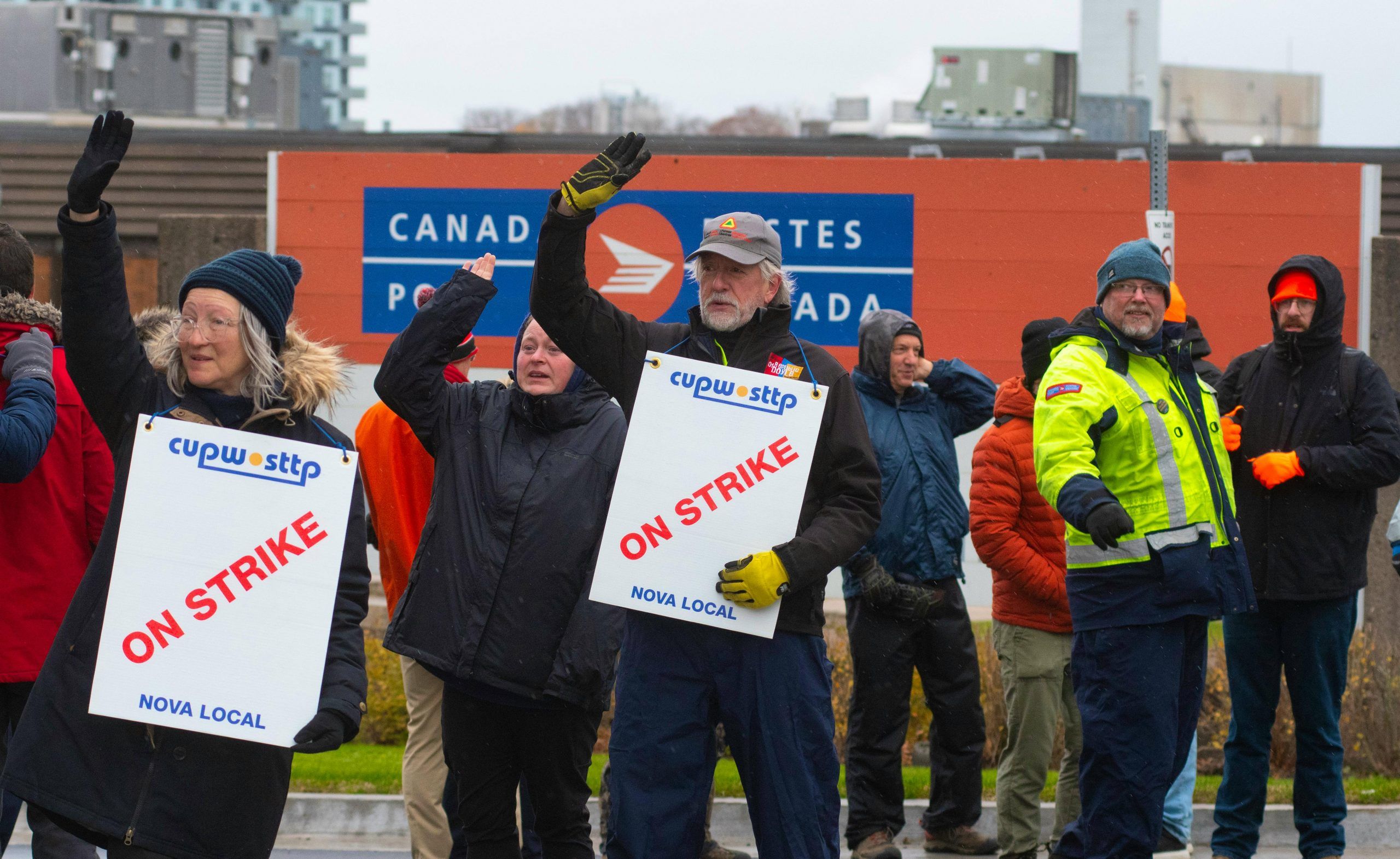 55,000 Canada Post workers walk off the job, disrupting deliveries ...