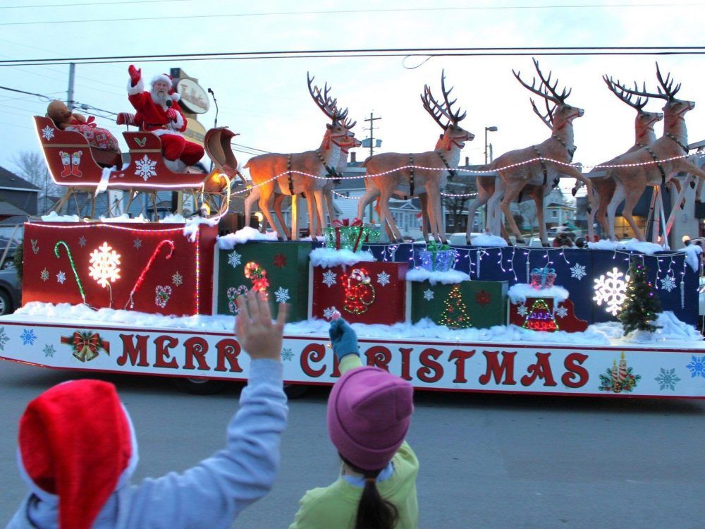 IN PHOTOS: Hundreds of merry spectators catch Sydney Santa Claus Parade ...