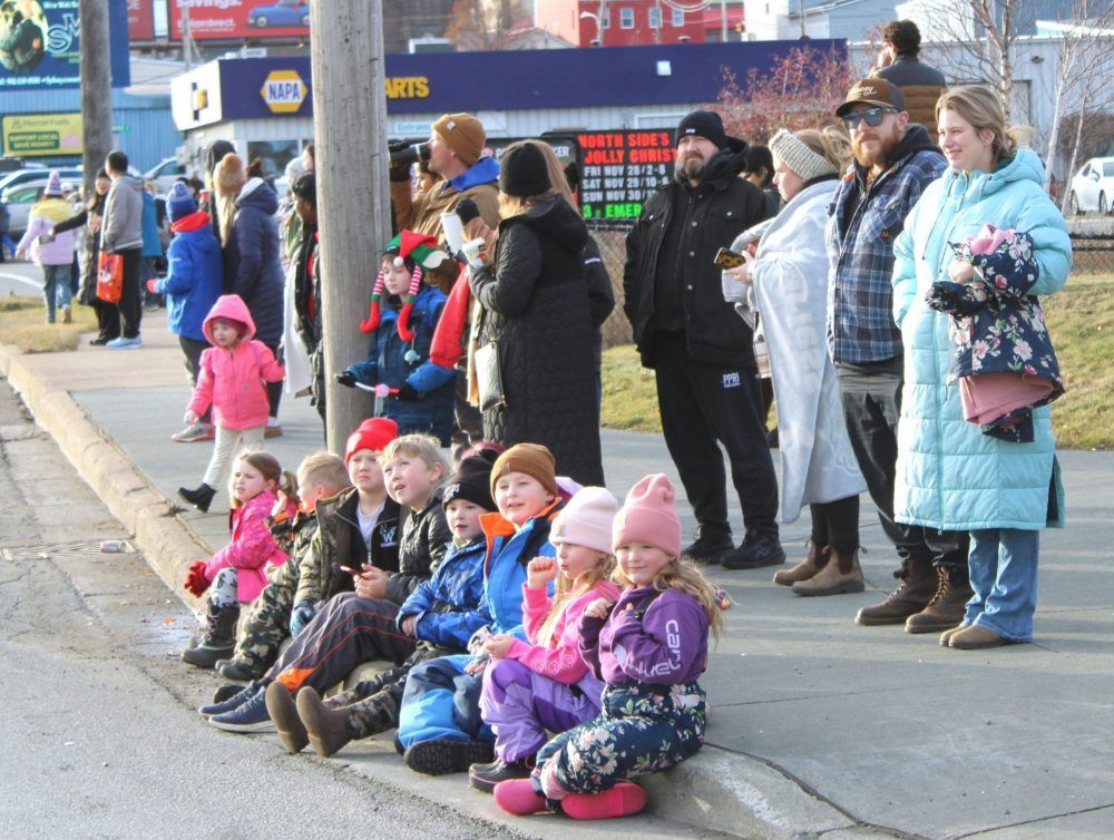 IN PHOTOS: Hundreds of merry spectators catch Sydney Santa Claus Parade ...