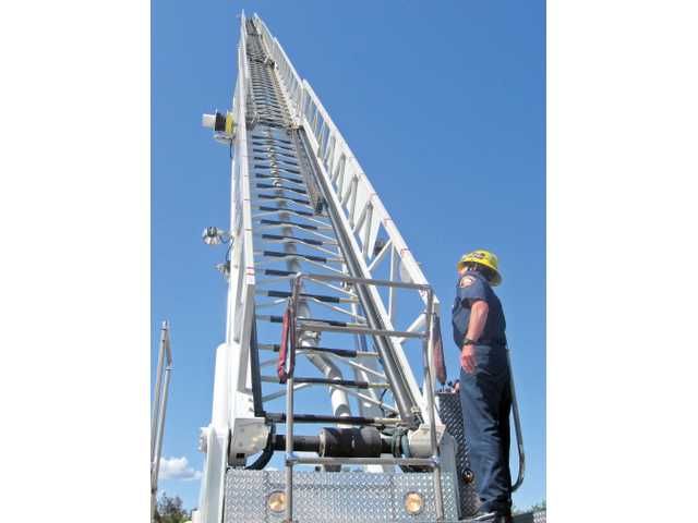 Firefighter Killed in Fall From Aerial Ladder In Florida | The Province