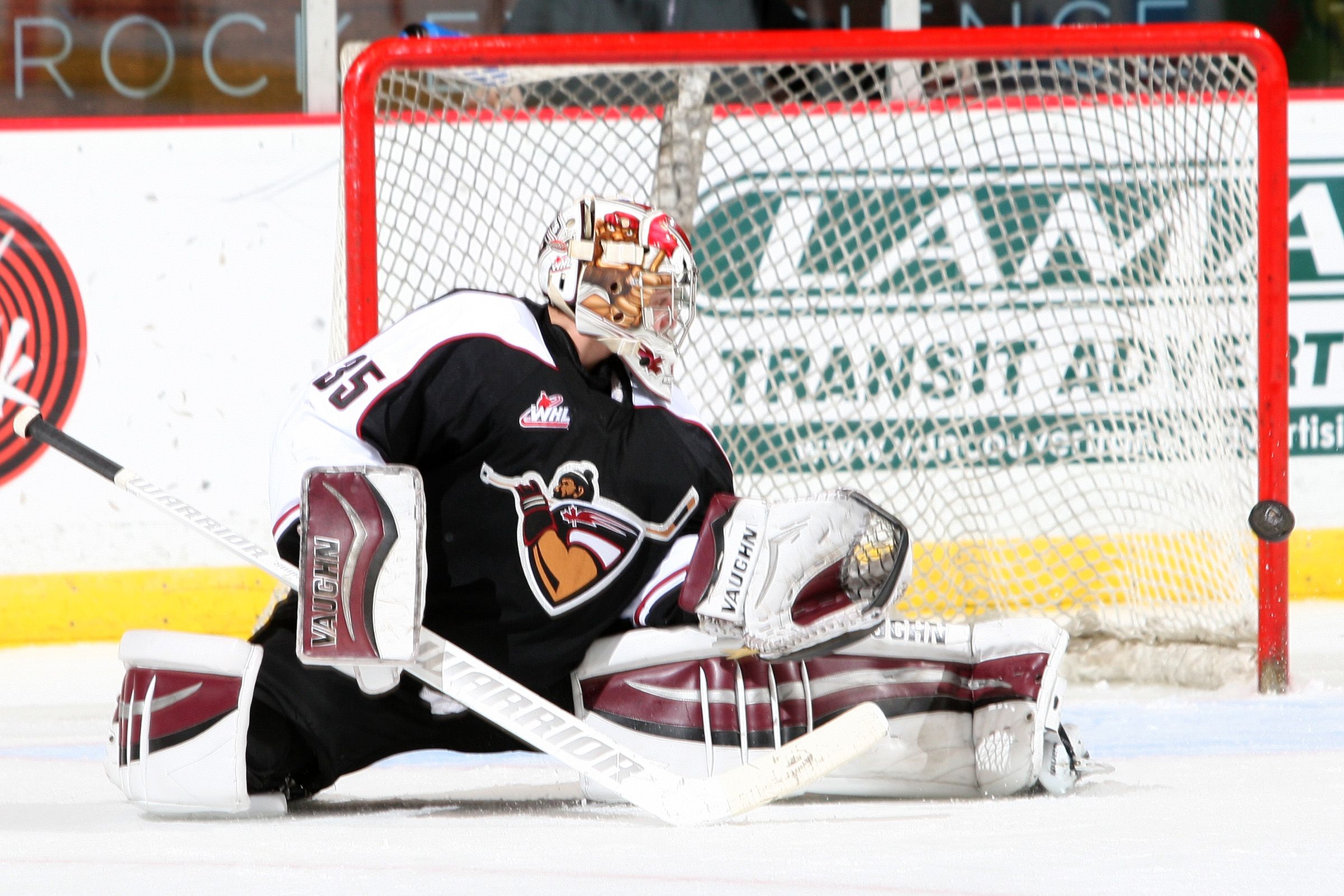 Rookie goalie Cody Porter leads pitches 38-save shutout for WHL Giants ...
