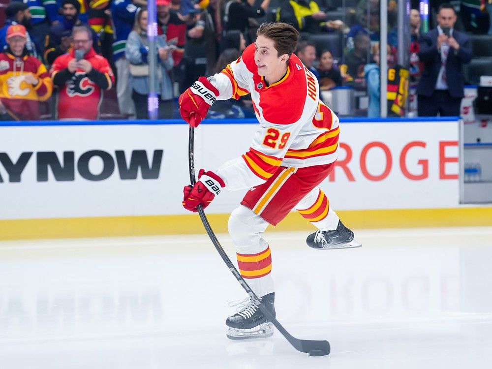 Ex-Vancouver Giant Samuel Honzek makes debut versus Vancouver Canucks ...