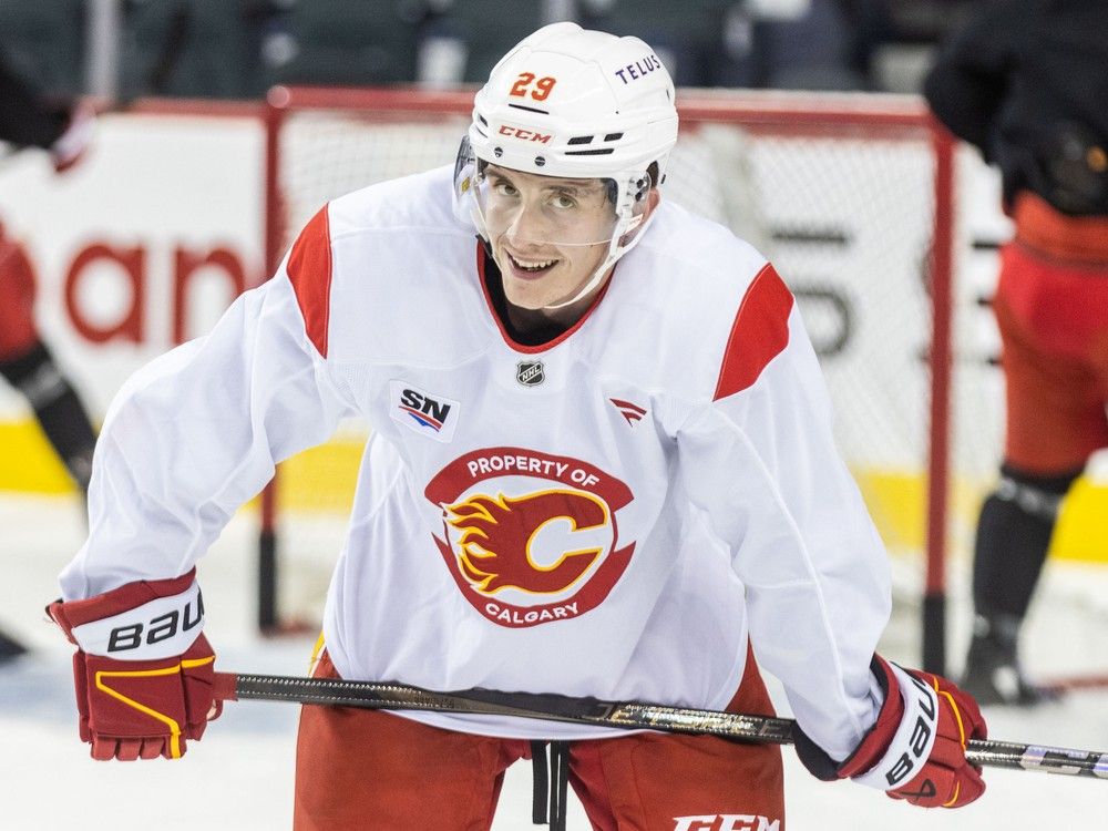 Ex-Vancouver Giant Samuel Honzek makes debut versus Vancouver Canucks ...