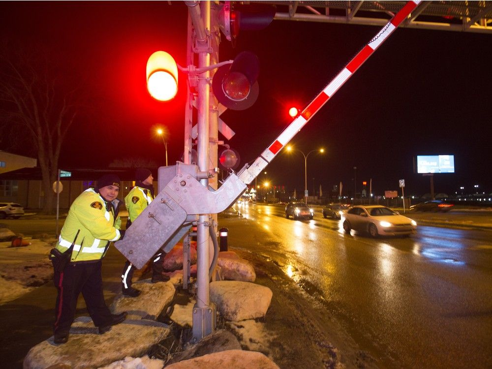 Railway arm malfunction causes traffic delays on Friday commute | The ...