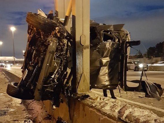 HORRIFIC HWY. 401 CRASH: Vehicle wrapped around sign standard, 2 dead | Toronto Sun
