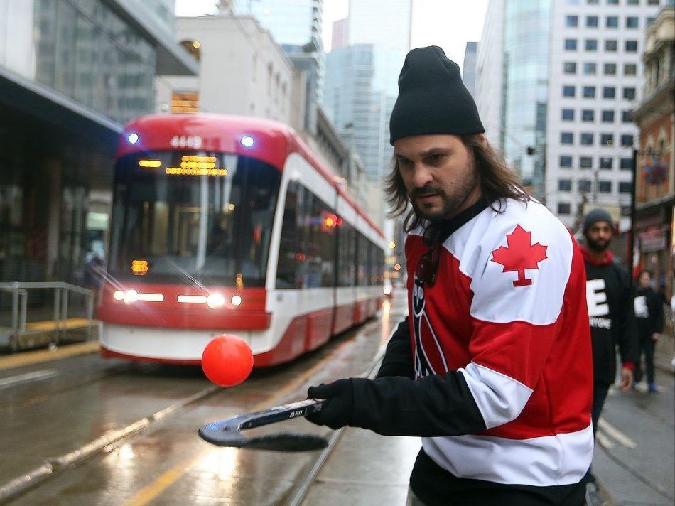 WARMINGTON: '(Street)CAR!' - basketball giant plays shinny to support ...