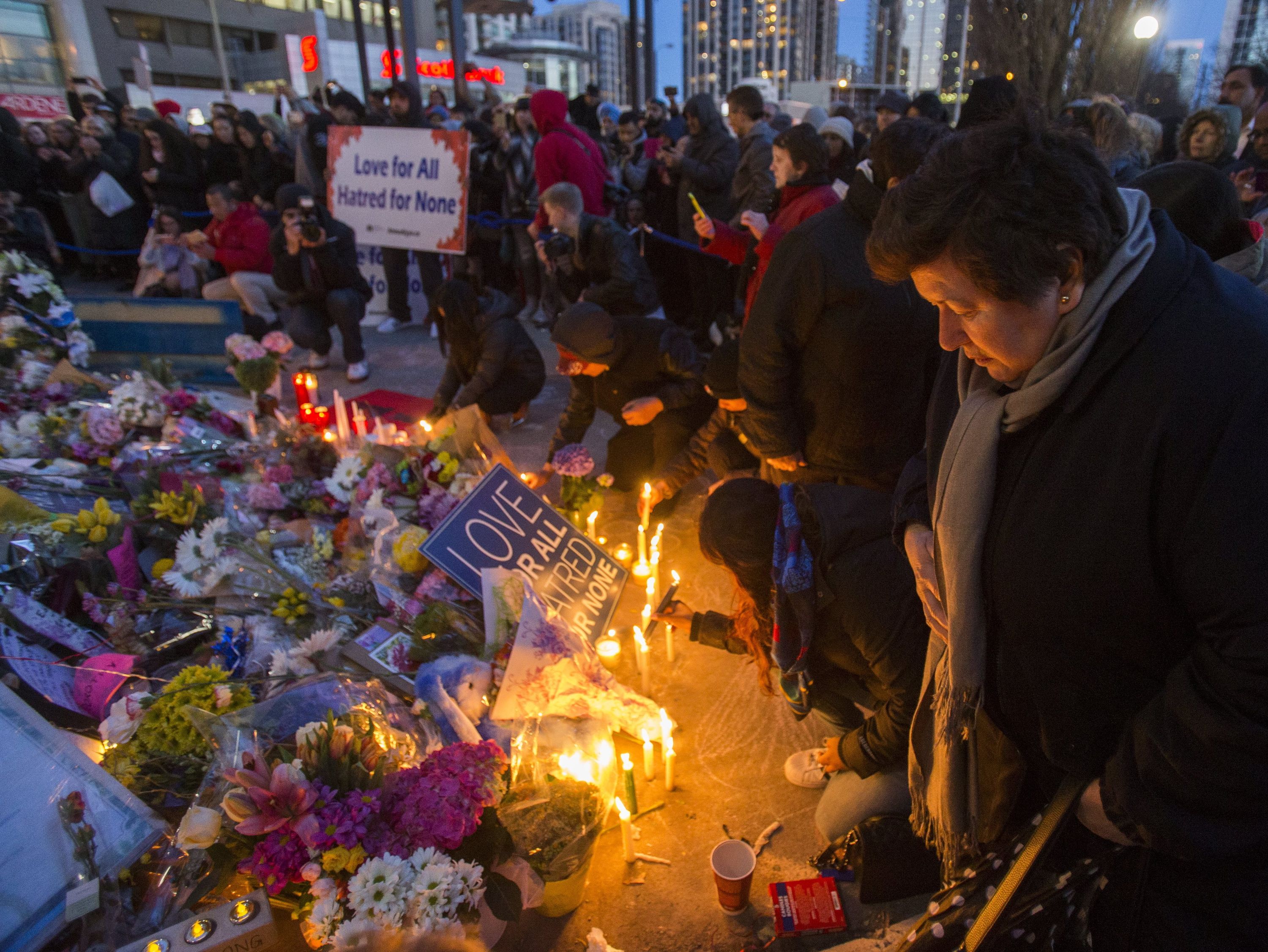 Thousands pay tribute at vigil for Toronto van attack victims | Toronto Sun