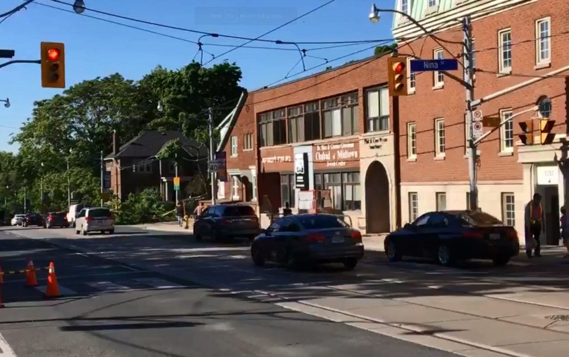 VIRAL VIDEO: Vehicles blatantly run red light in Toronto | Toronto Sun