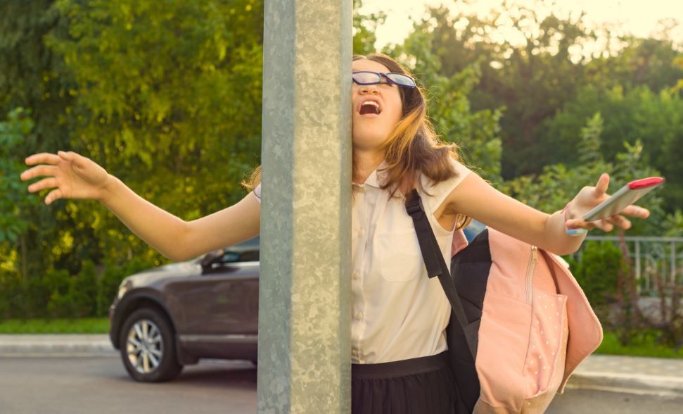 DISTRACTED: Pedestrians on cellphones cause for concern | Toronto Sun