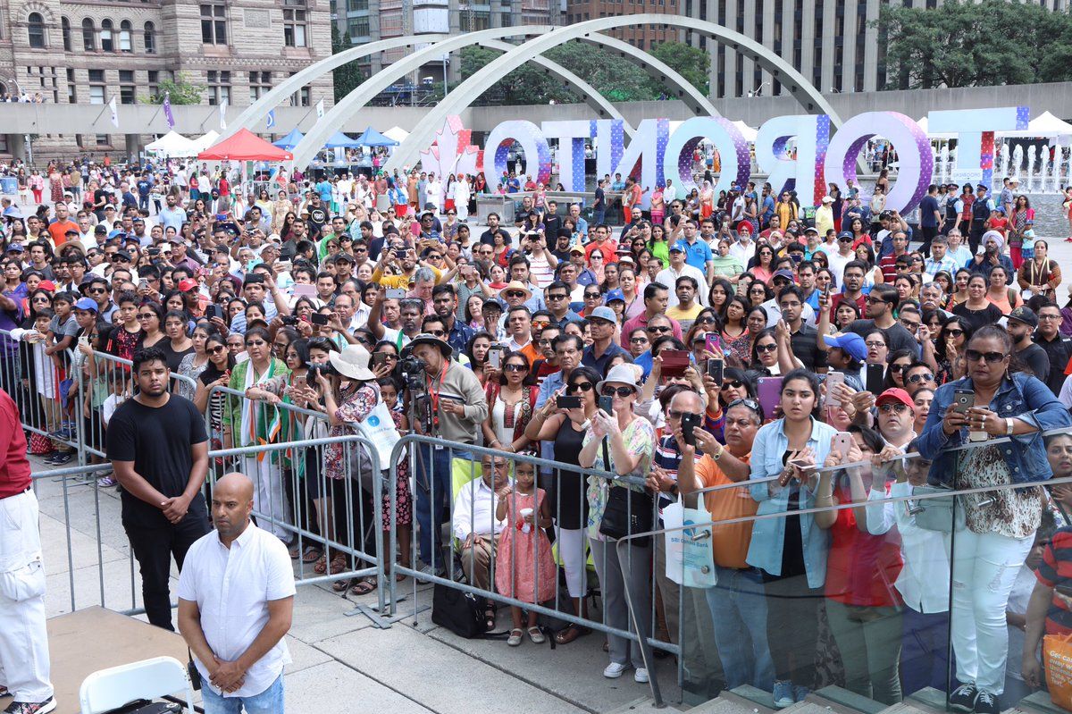 Huge crowd to celebrate India's Independence Day at Toronto festival ...
