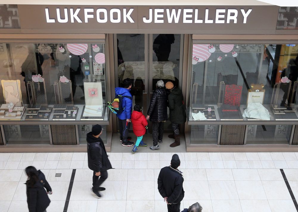 Video captures brazen heist at Markham mall jewelry store | Toronto Sun