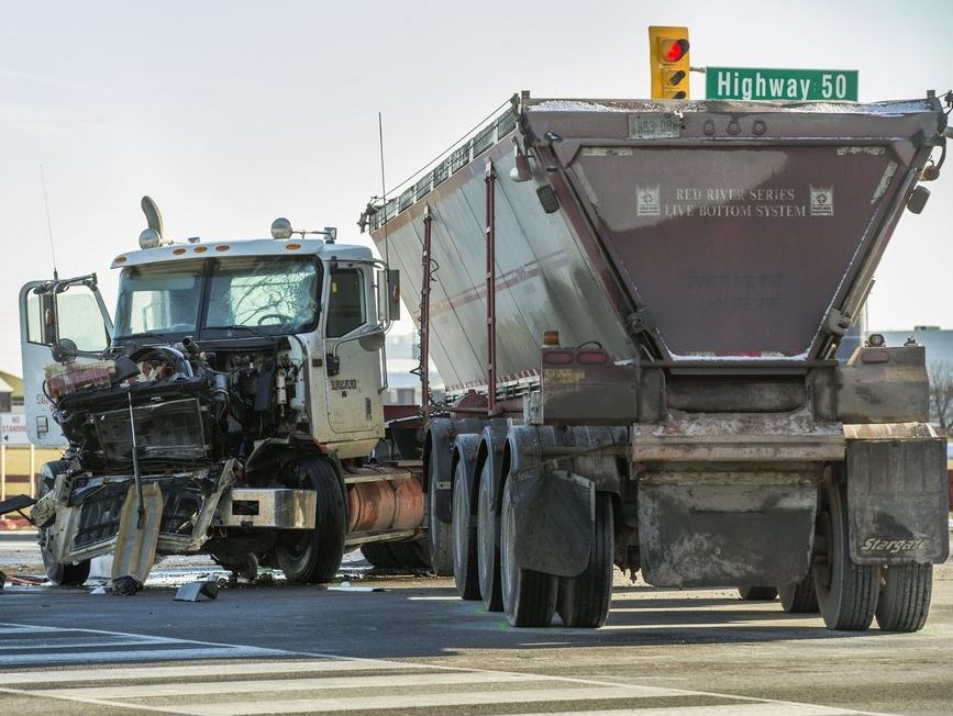 Hwy. 401 lanes re-open after tractor trailer rollover | Toronto Sun