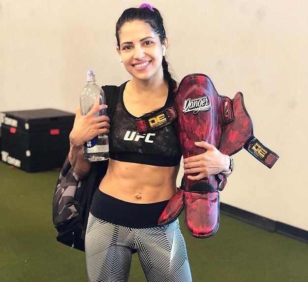 Female UFC fighter pummels moronic mugger | Toronto Sun