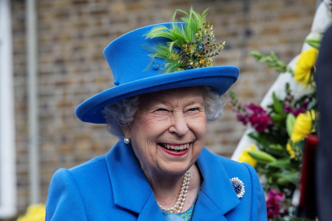 'TOTAL BADASS': Queen strikes more casual pose in new photo | Toronto Sun