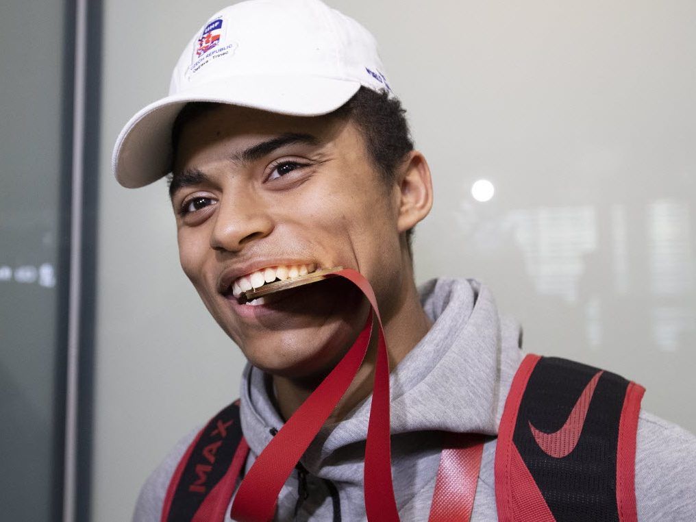 WARMINGTON: Meet Canada's new hockey hero, Akil Thomas! | Toronto Sun