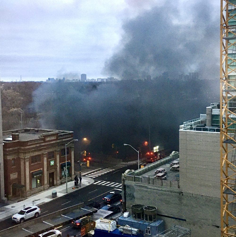 Fire sends plumes of smoke over downtown Toronto | Toronto Sun