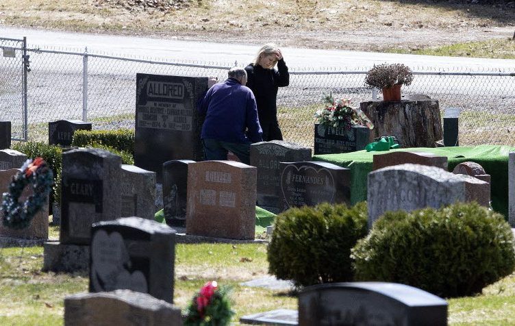 WARMINGTON: Social distancing at COVID-19 victim's funeral a sad sight ...