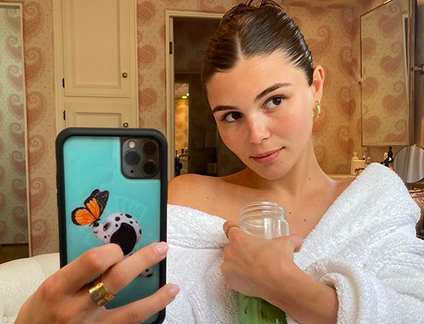 Lori Laughlin's daughter posts bathroom selfie during lockdown ...