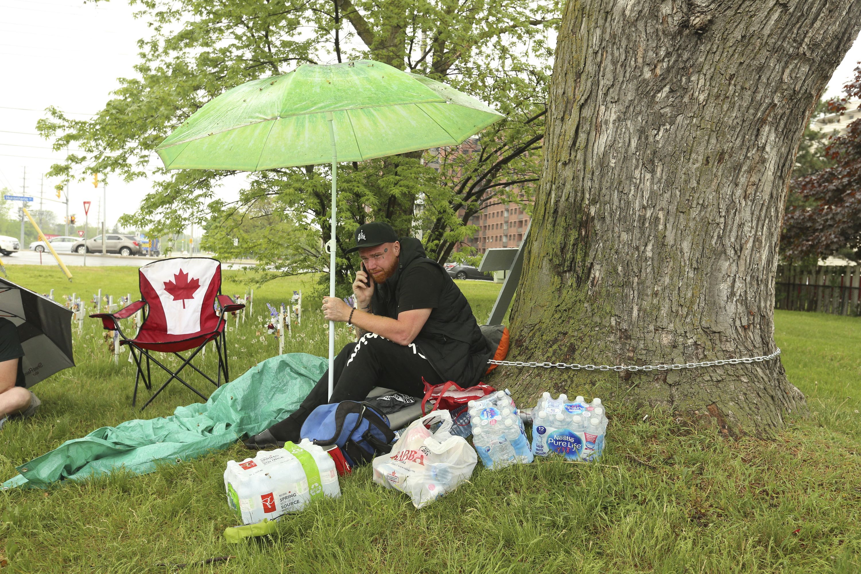 Man chains himself to tree outside hard-hit Mississauga LTC home ...
