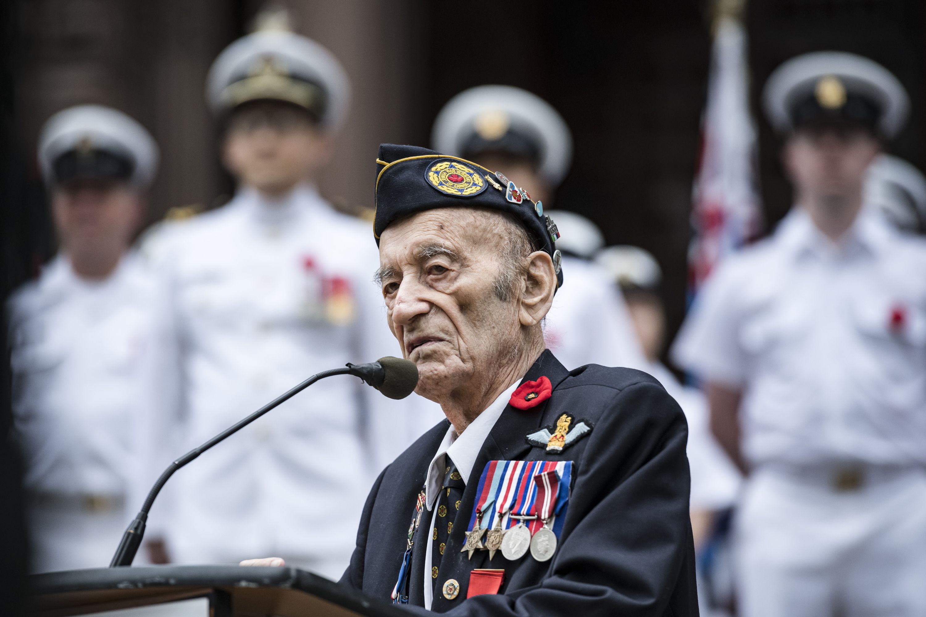 Captain Maxwell, 96, marks 75th anniversary of Holland liberation ...
