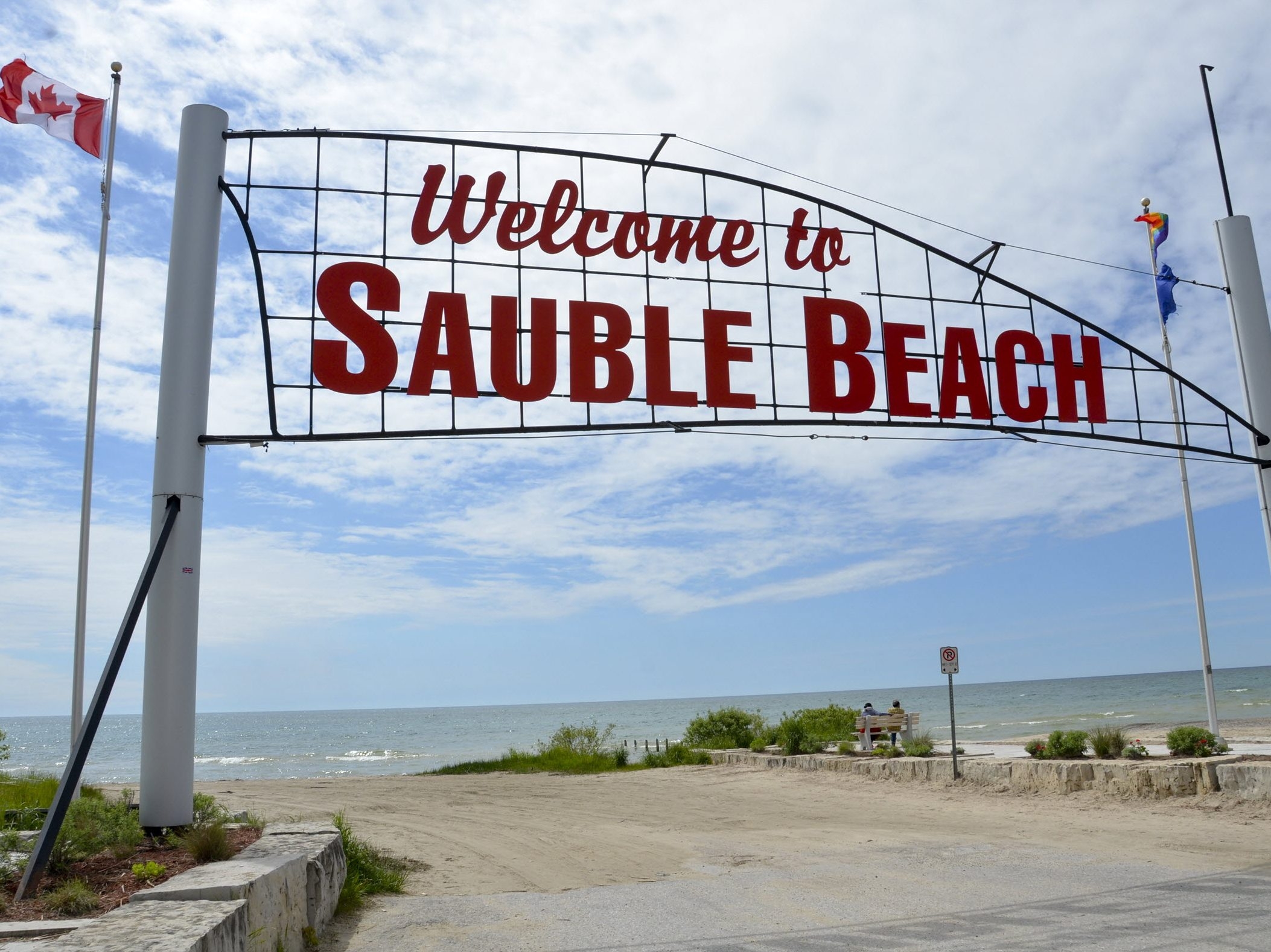 Popular Sauble Beach shut down to prevent crowds | Toronto Sun