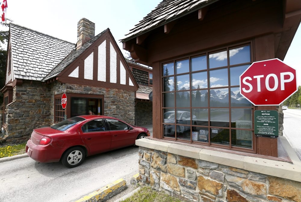 Love-sick Alaskan faces jail, fine for visiting Banff beau | Toronto Sun