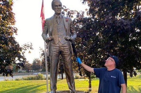 Pierre Trudeau statue vandalized again in Thornhill park | Toronto Sun