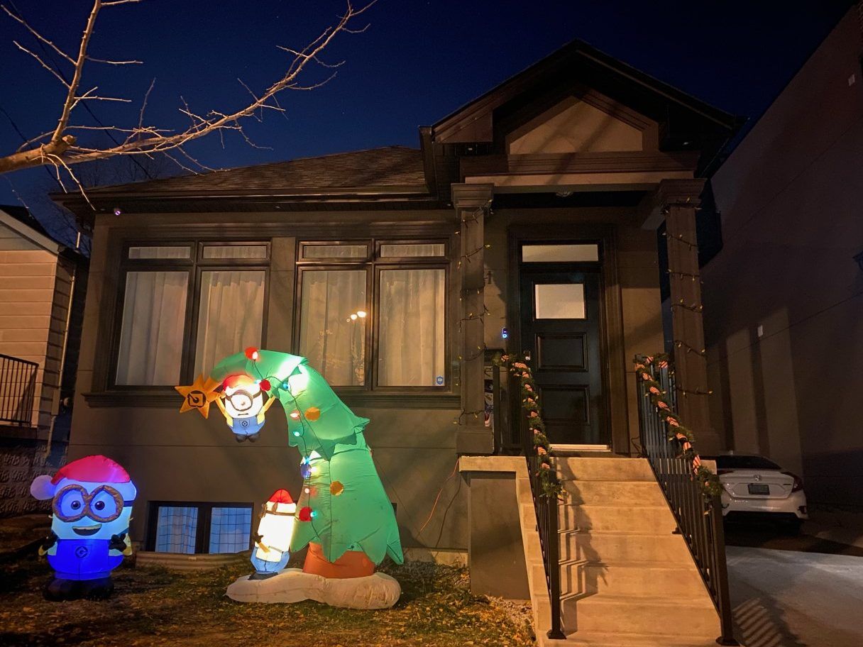 WATCH: Grinch caught on video stealing Christmas decorations from ...