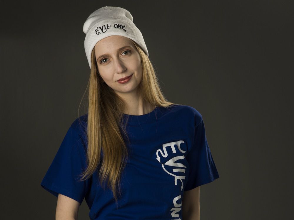 SUNshine Girl Laura | Toronto Sun