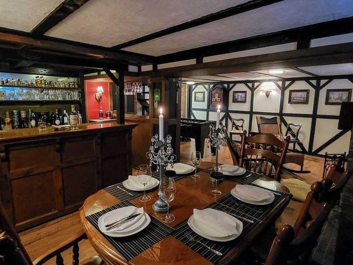 This Toronto house comes with its own pub | Toronto Sun