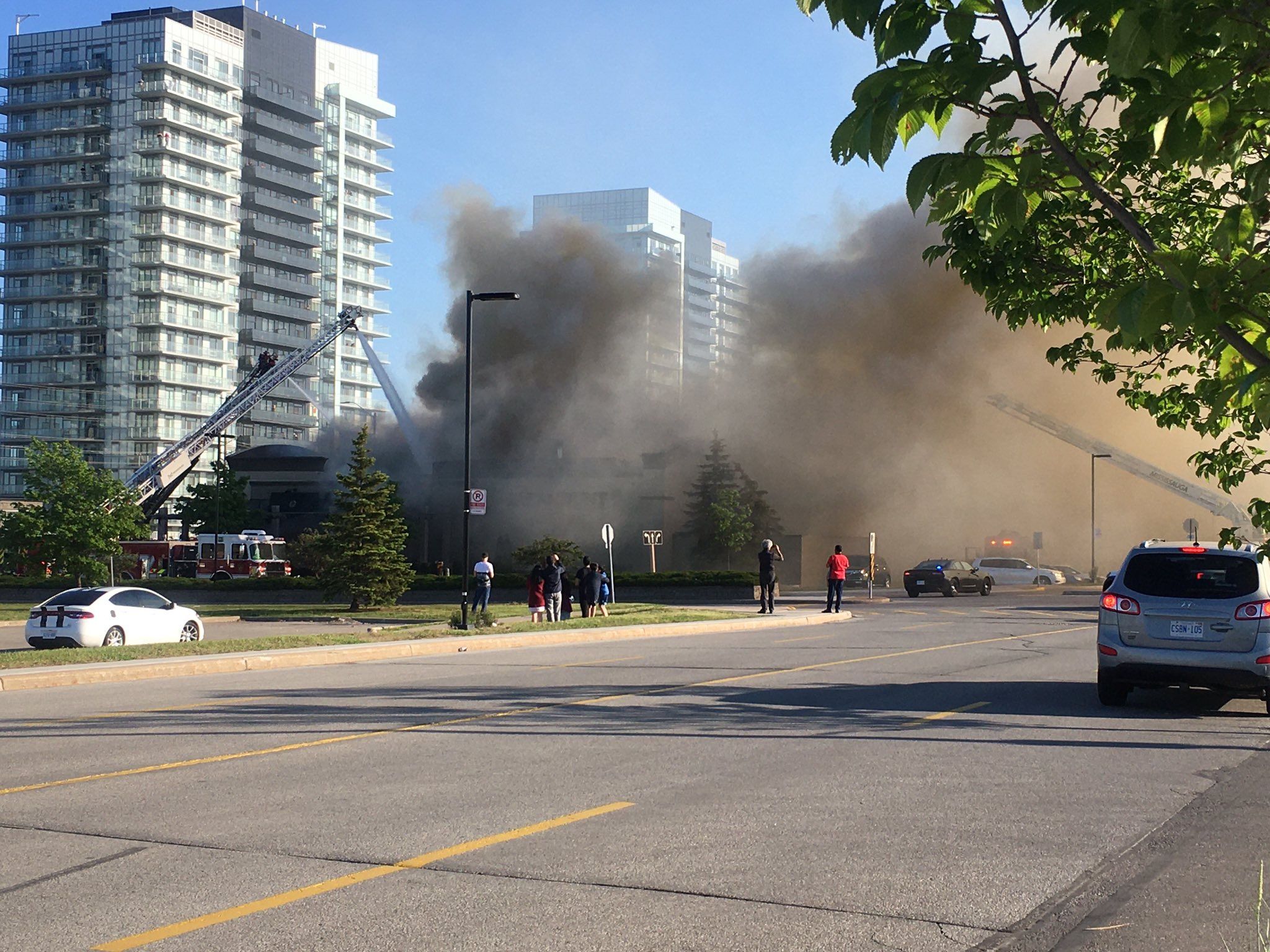 Fire guts Mississauga Paramount restaurant | Toronto Sun