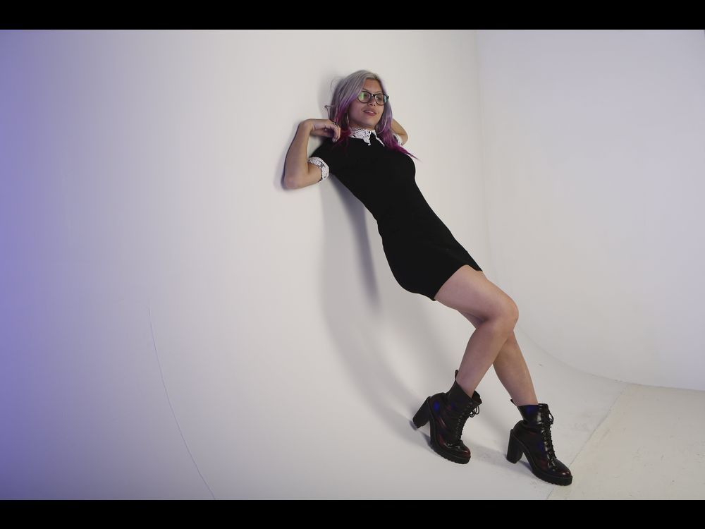 SUNshine Girl Minna | Toronto Sun