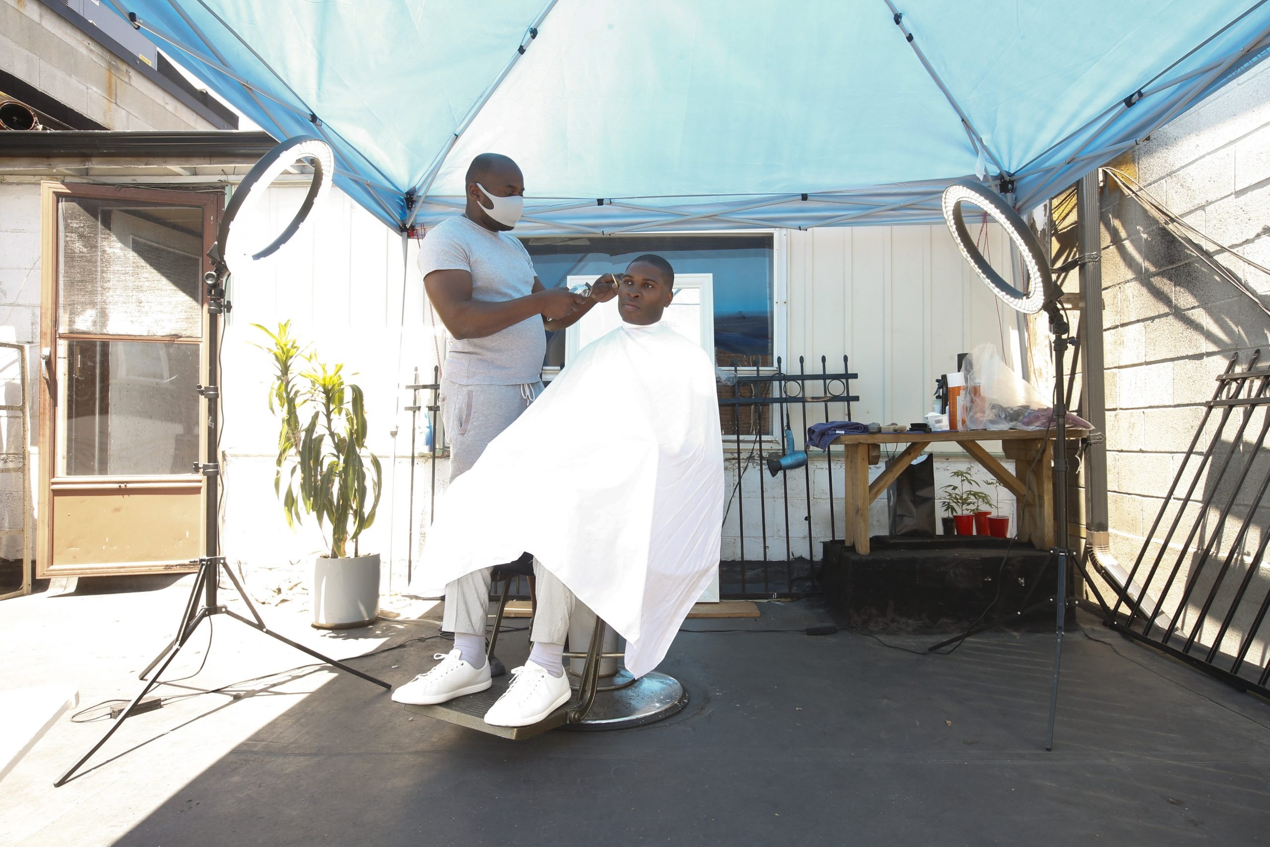 A CUT ABOVE: Barber takes his business to the roof during shutdown ...