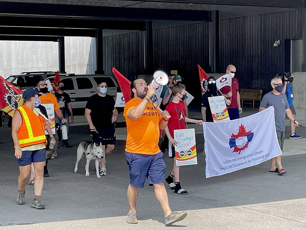 Canadian government, border staff reach deal, ending strike | Toronto Sun
