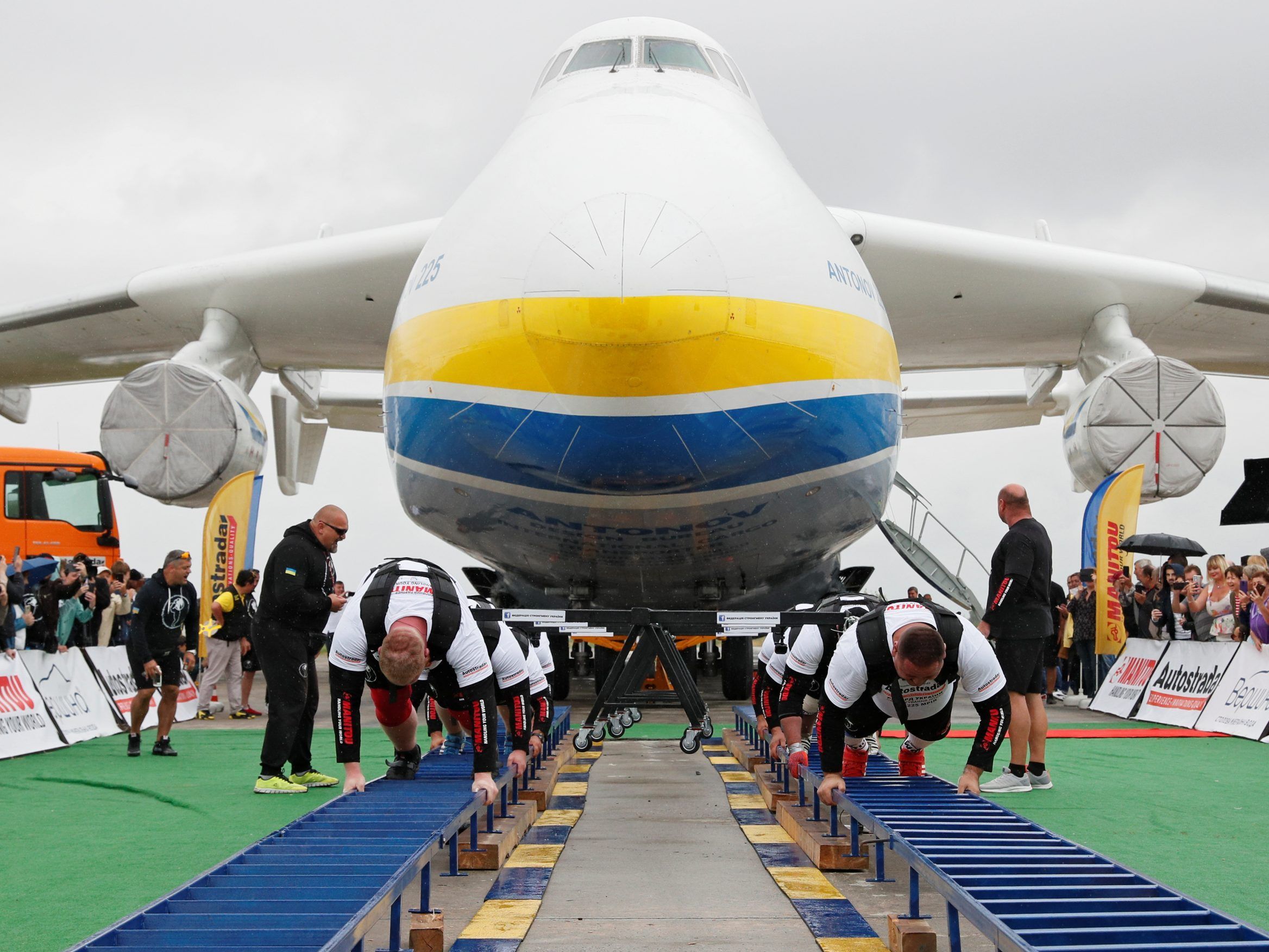 Ukrainian strongmen pull world's largest plane | Toronto Sun