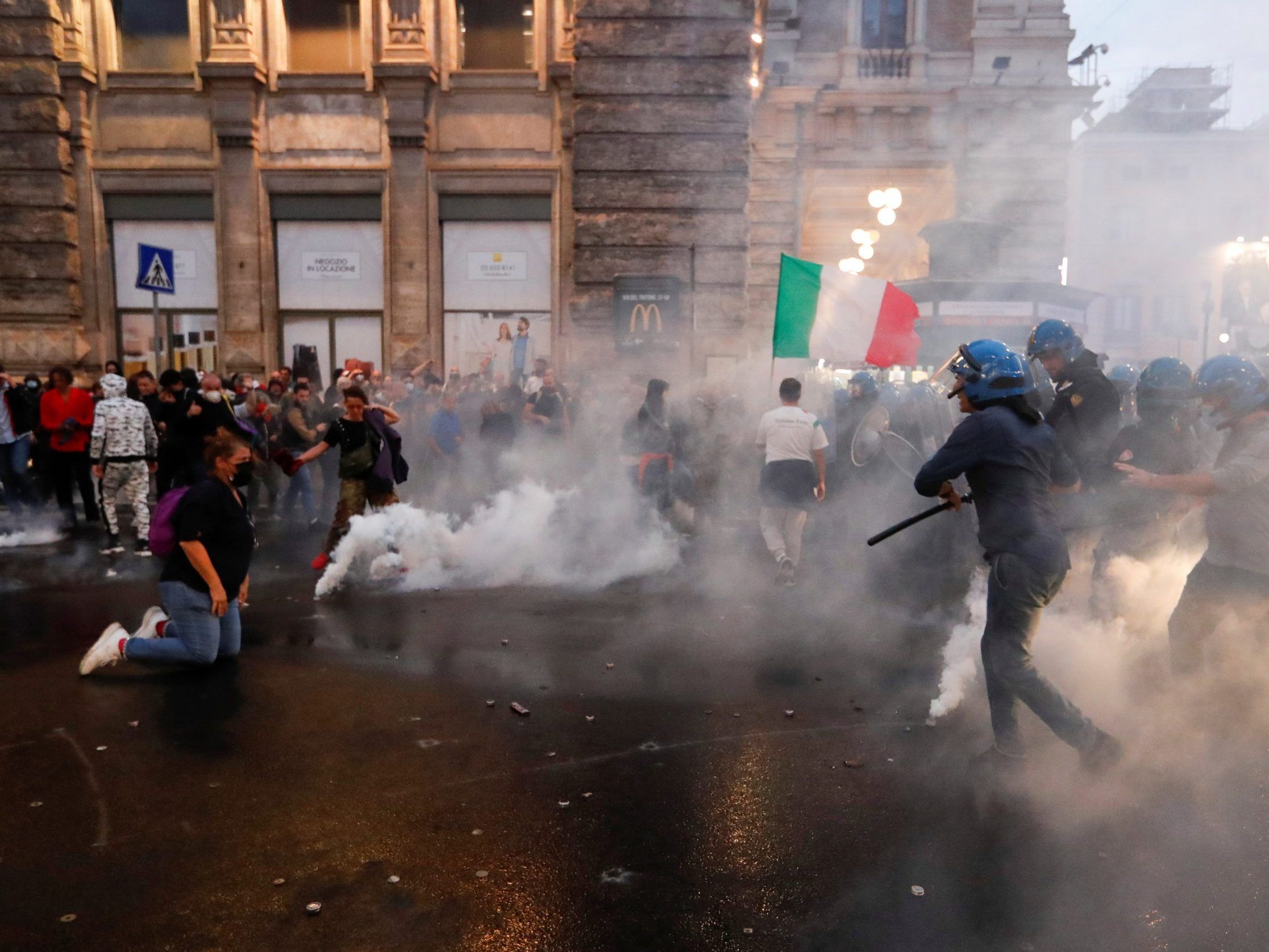 Anti-vax protesters in Rome target PM's office, union's headquarters ...