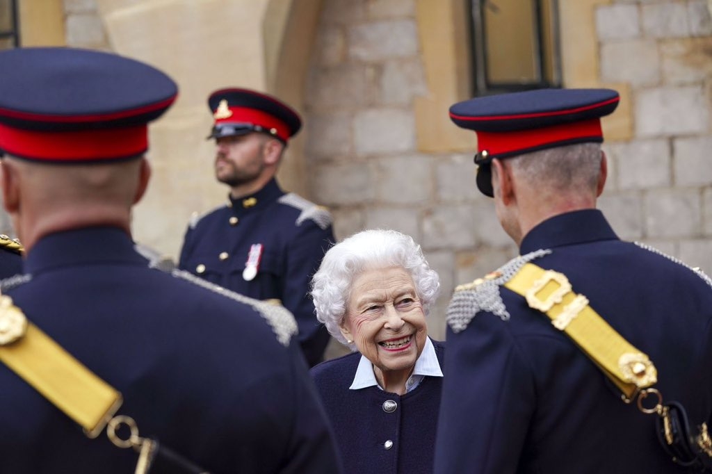 Queen back in public, meets with Canadian soldiers at Windsor Castle ...