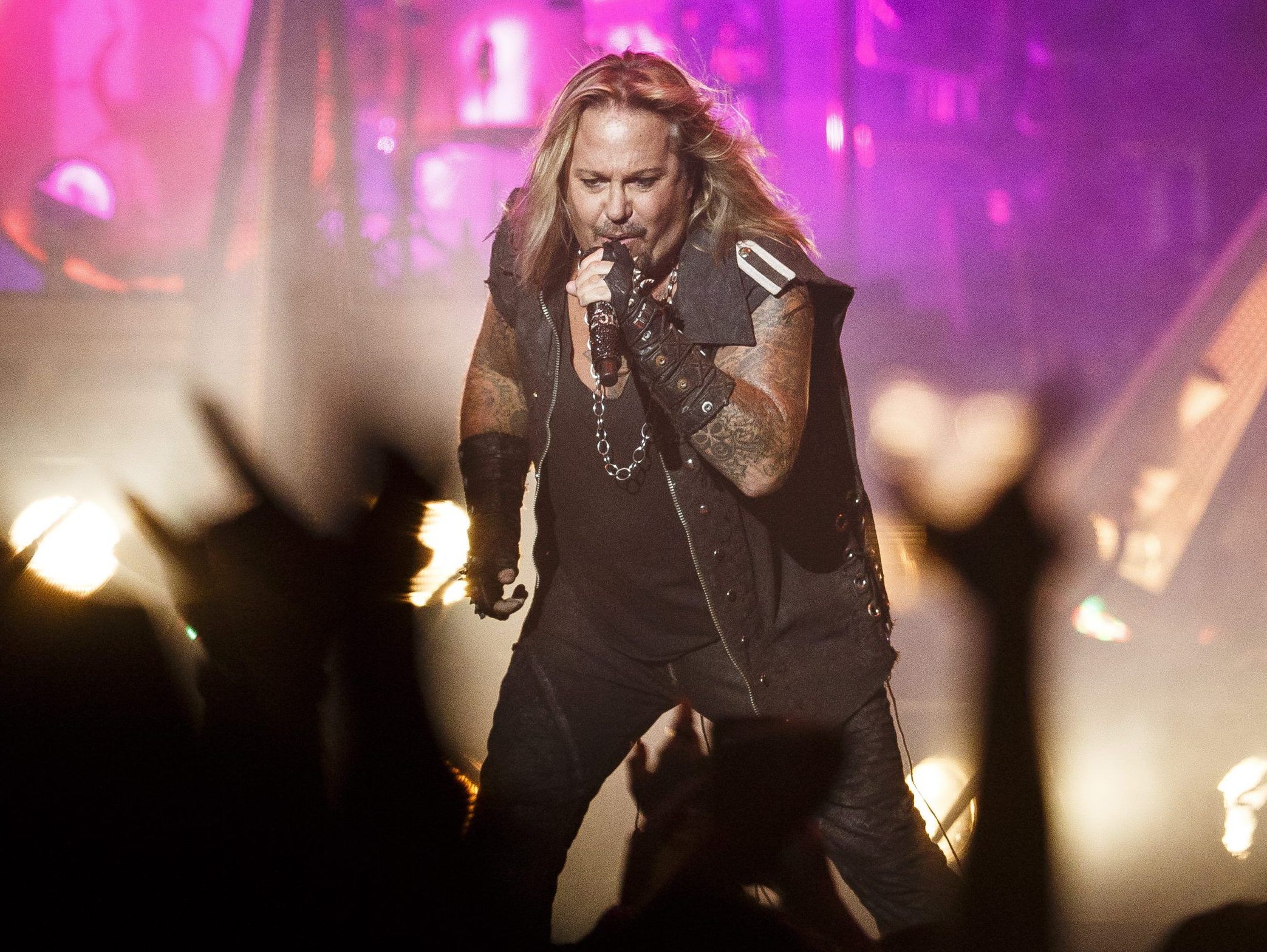 Vince Neil hospitalized after breaking ribs in stage fall | Toronto Sun