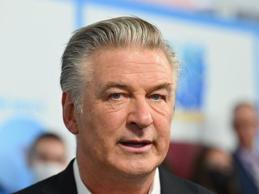 Prop gun in Alec Baldwin movie set shooting had live rounds, police say ...